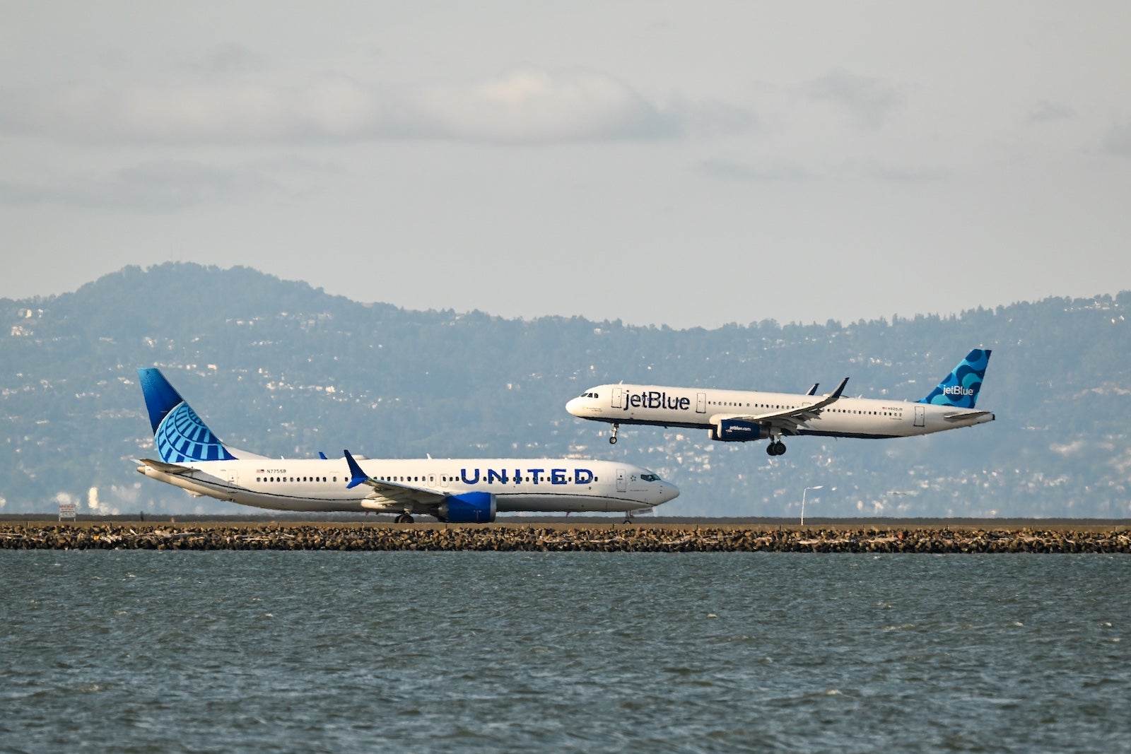 United Airlines and JetBlue to team up in new, blockbuster partnership ...